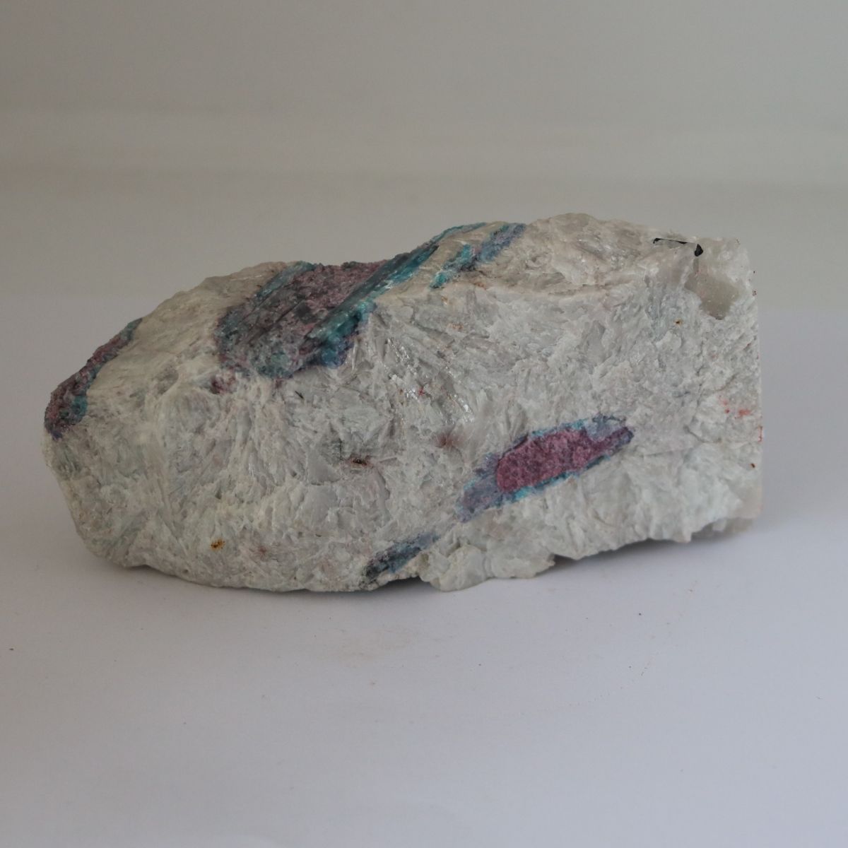 Toermalijn in matrix op sokkeltje | Eck-Store